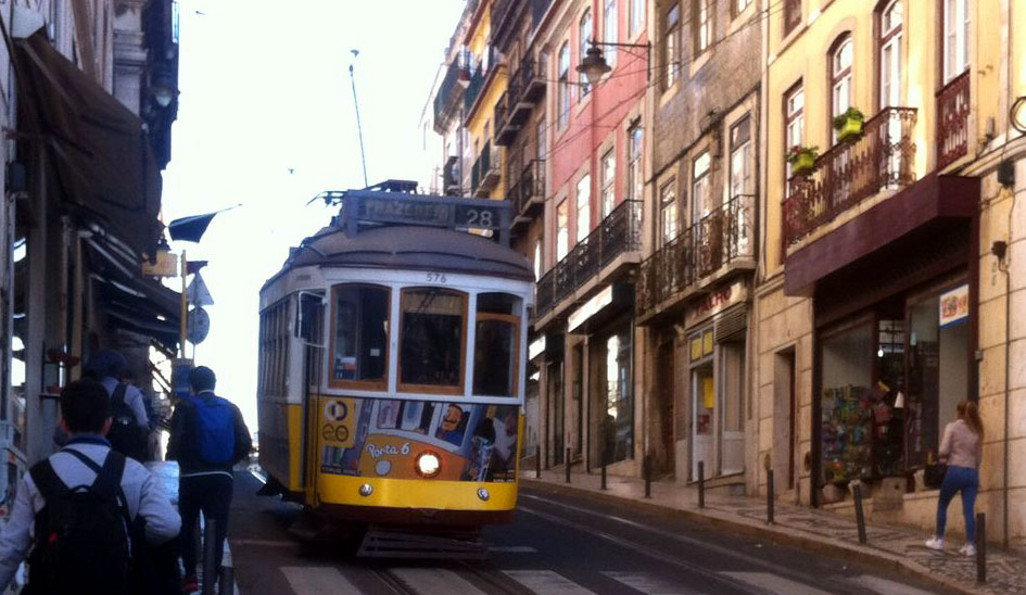 LISBON: sightseeing with the historic tram (Eléctrico 28E)